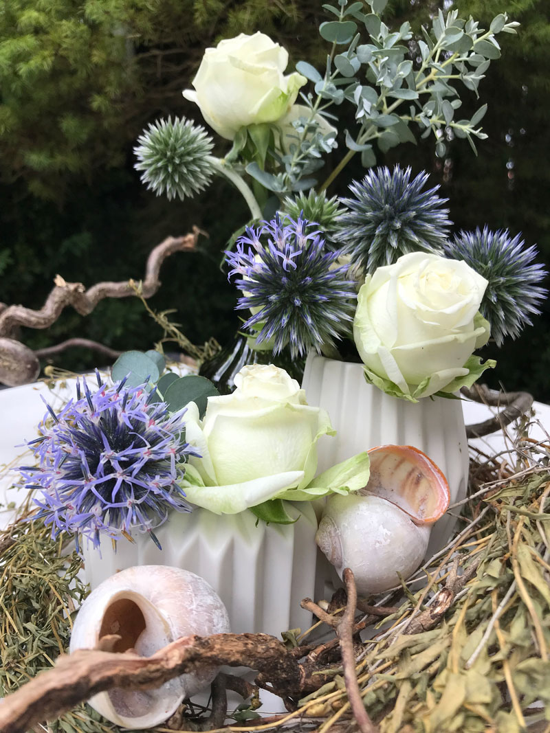 Blaue Disteln und weisse Rosen – weiss & schwarz