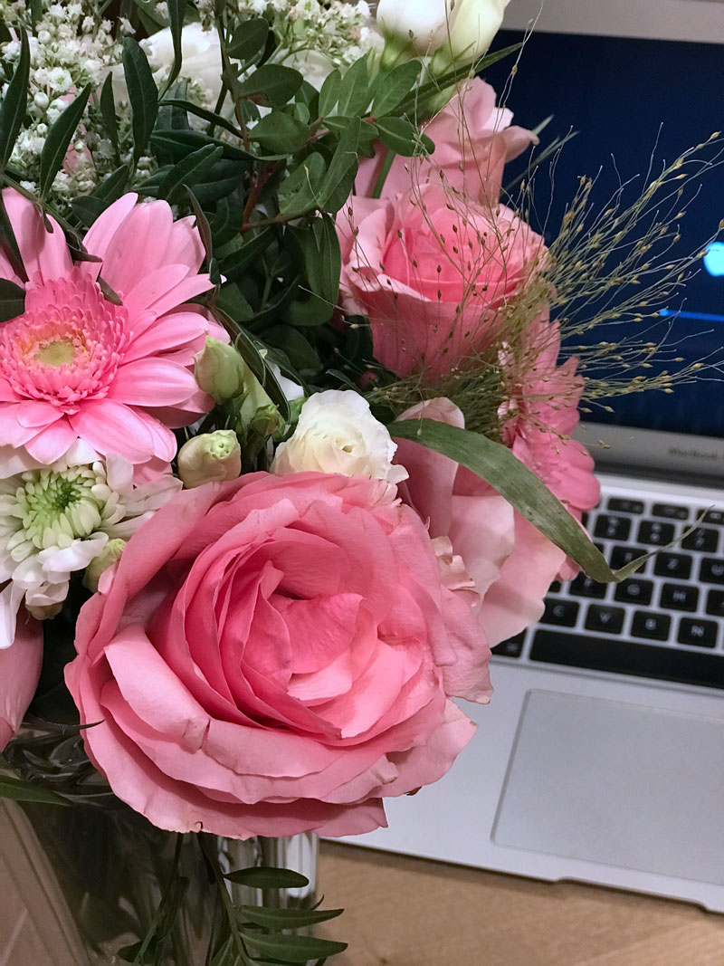 Blumen am Arbeitsplatz – weiss & schwarz