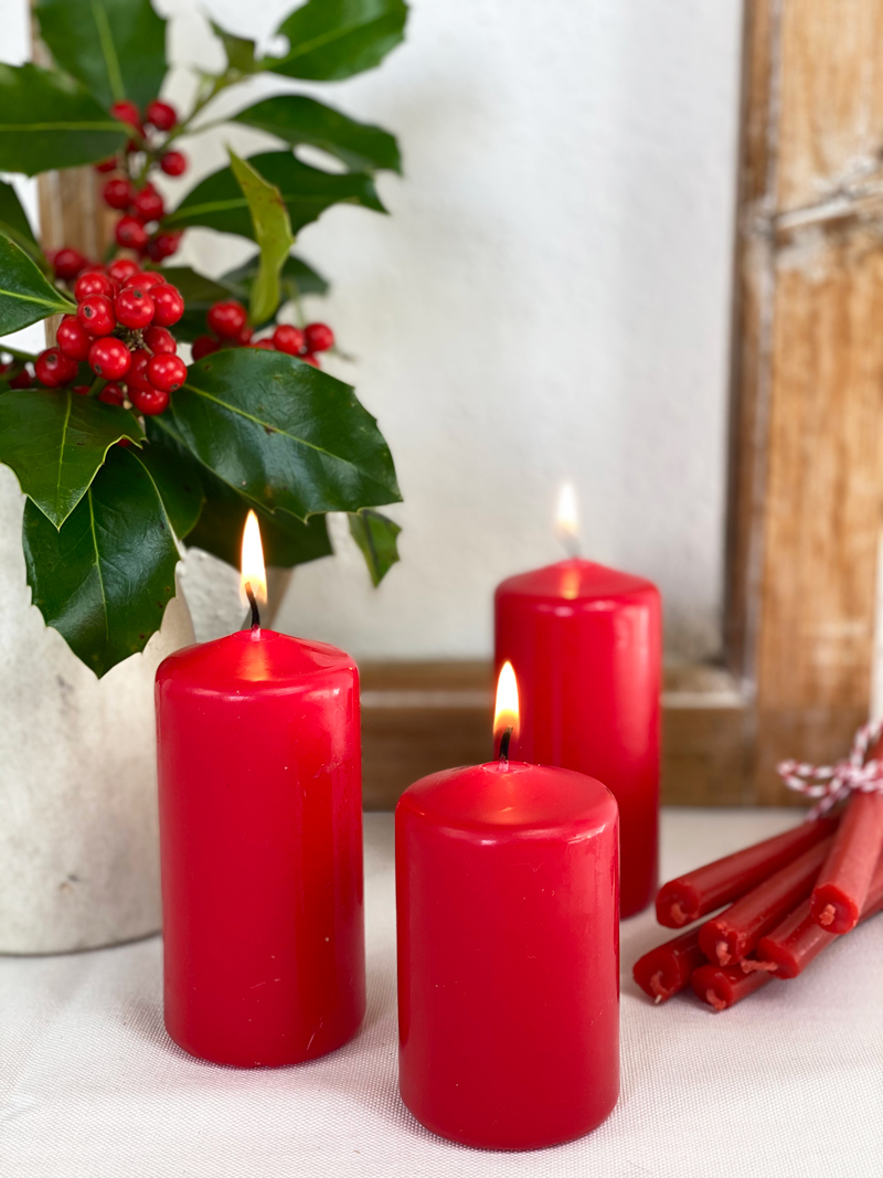 Winterdeko mit Ilex Zweigen – weiss & schwarz