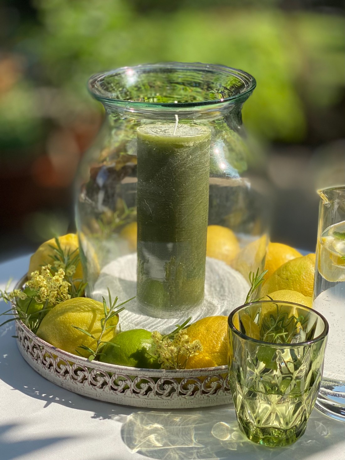 Tischdeko mit Zitronen – weiss & schwarz