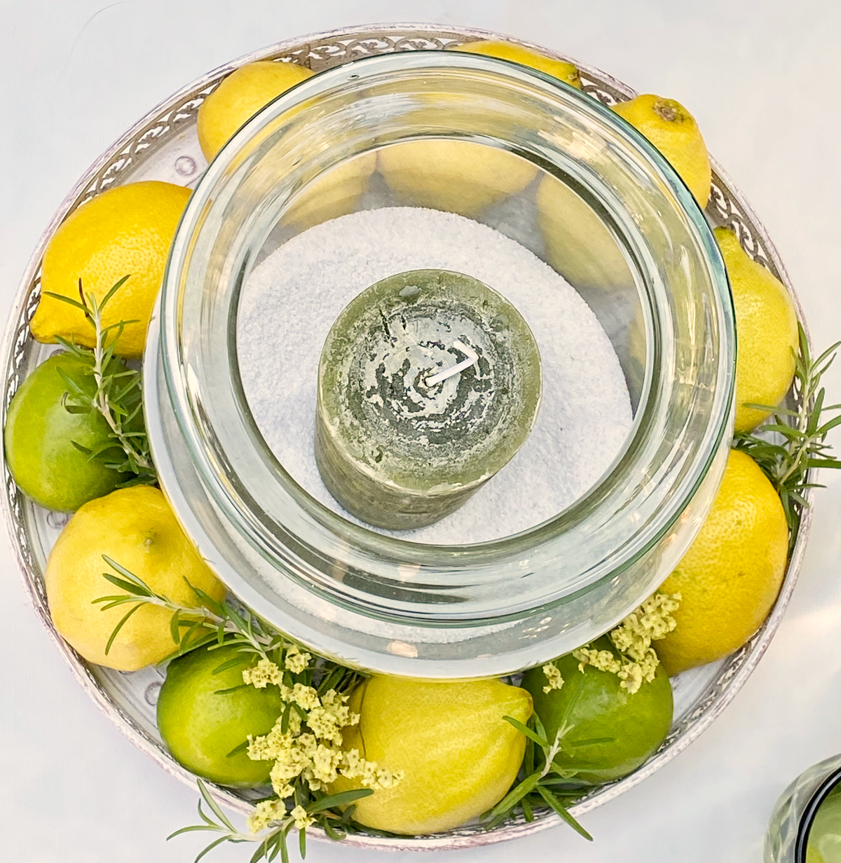 Tischdeko mit Zitronen – weiss & schwarz