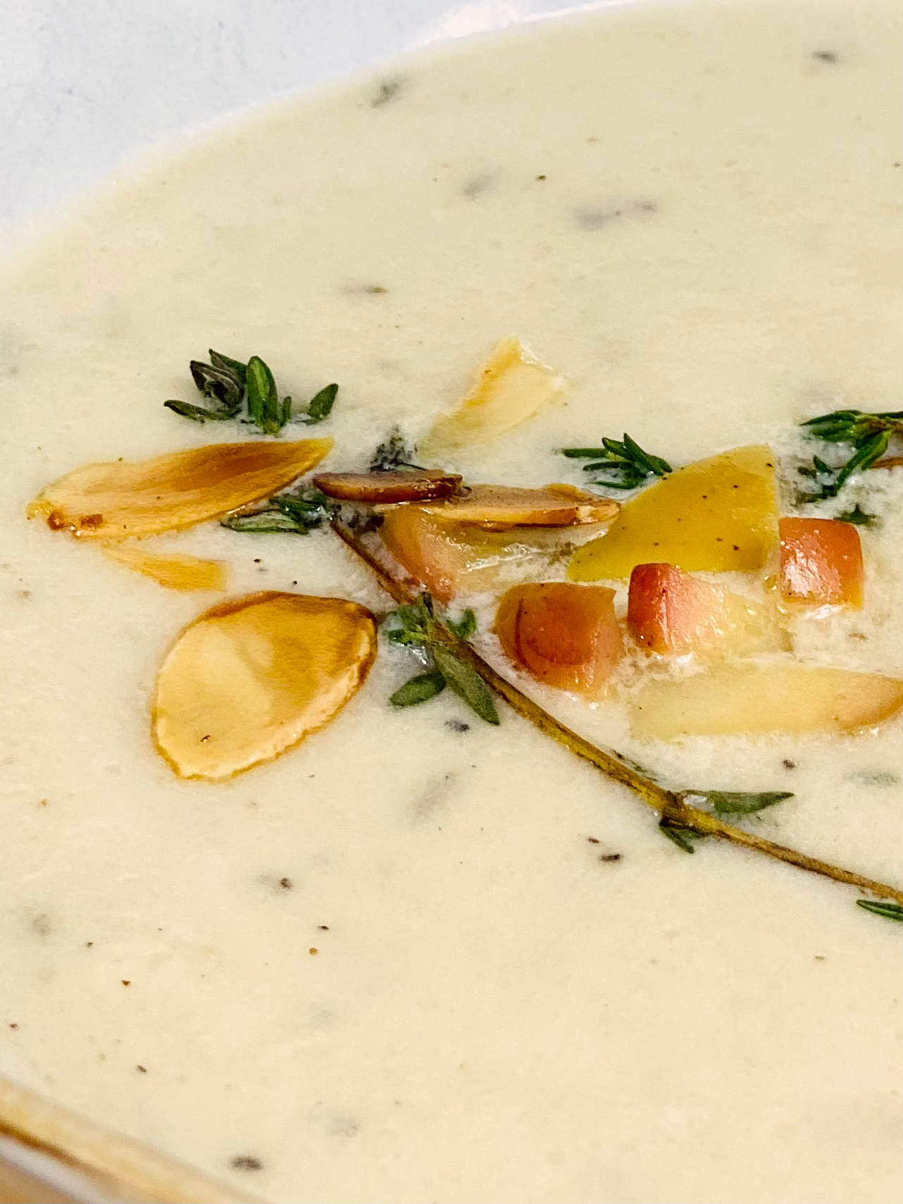 Sellerie-Apfel-Kartoffel Suppe – weiss & schwarz