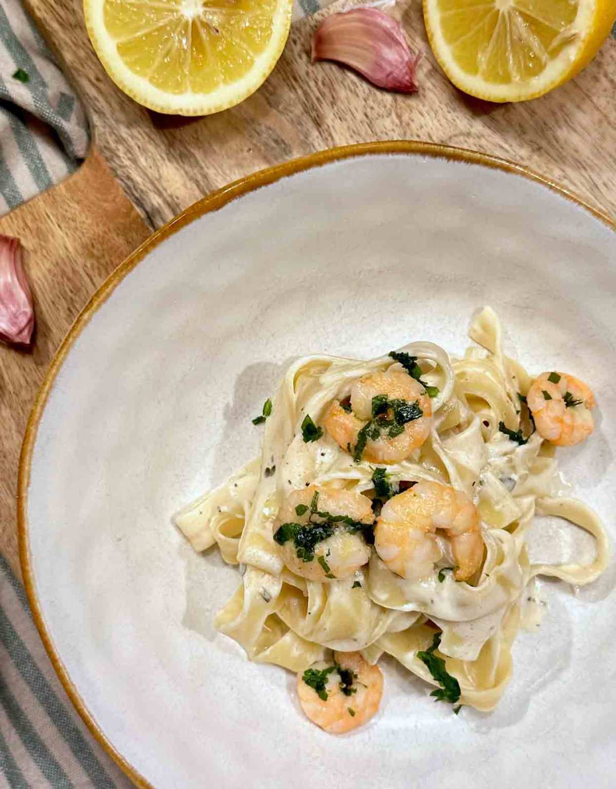 Cremige Frischkäse-Zitronen Pasta – weiss & schwarz