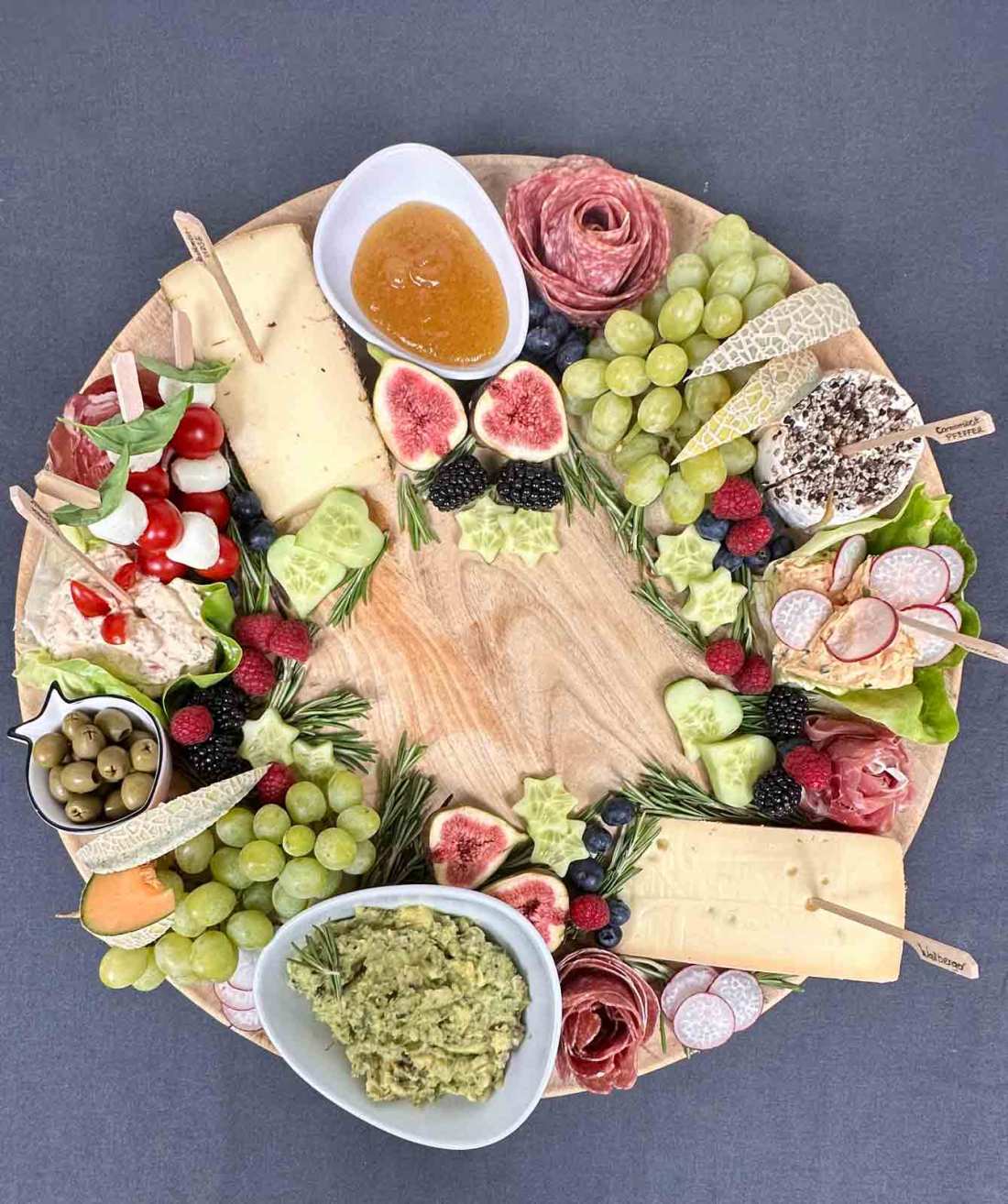 Käse- und Wurstplatte anrichten – weiss & schwarz