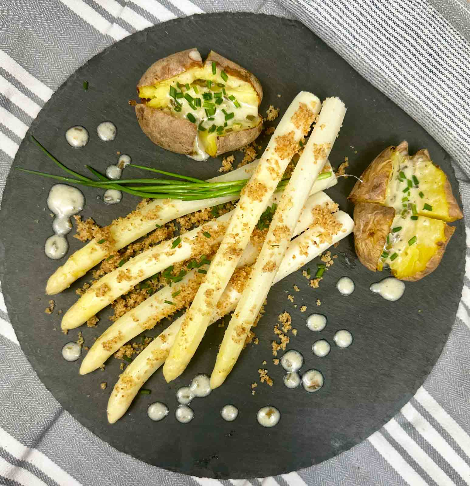 Weisser Spargel mit Schnittlauchsauce – weiss & schwarz