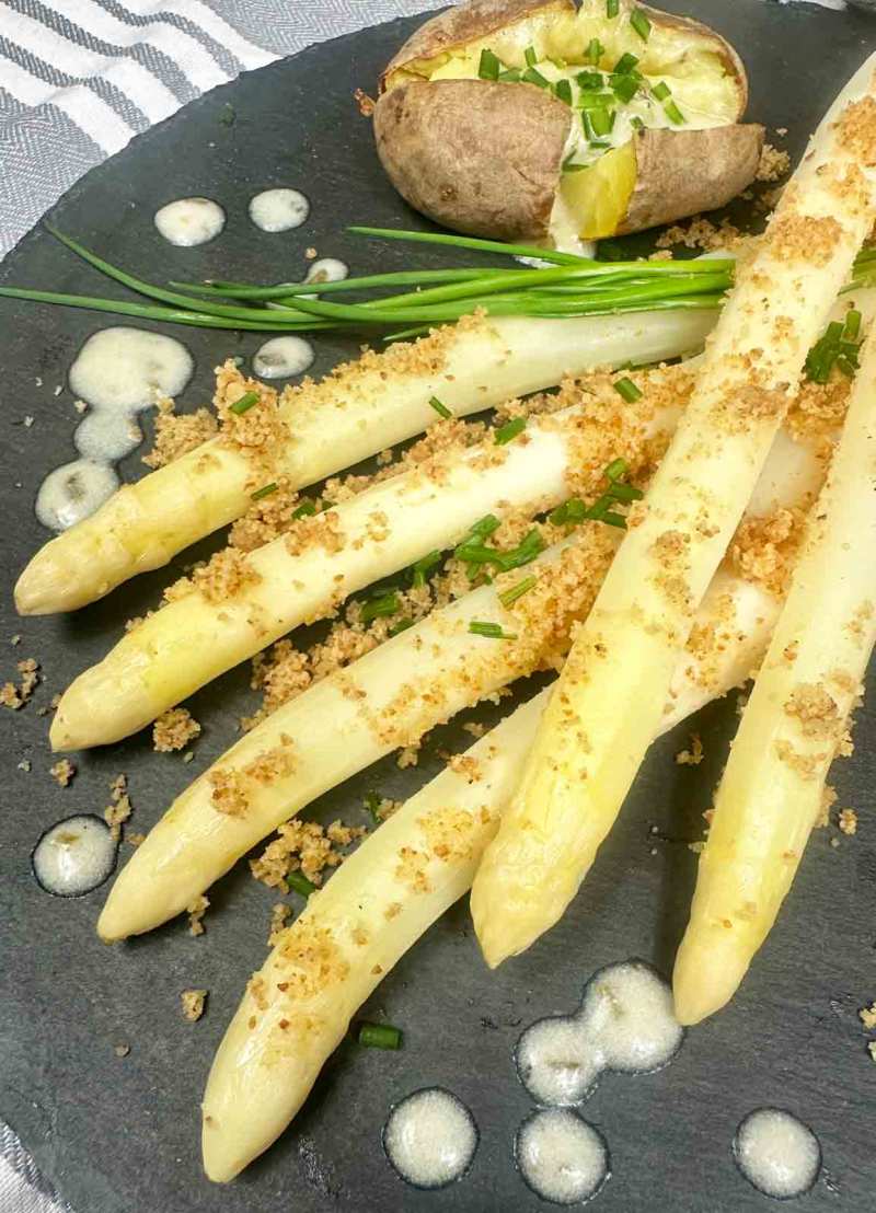 Weisser Spargel mit Schnittlauchsauce – weiss & schwarz